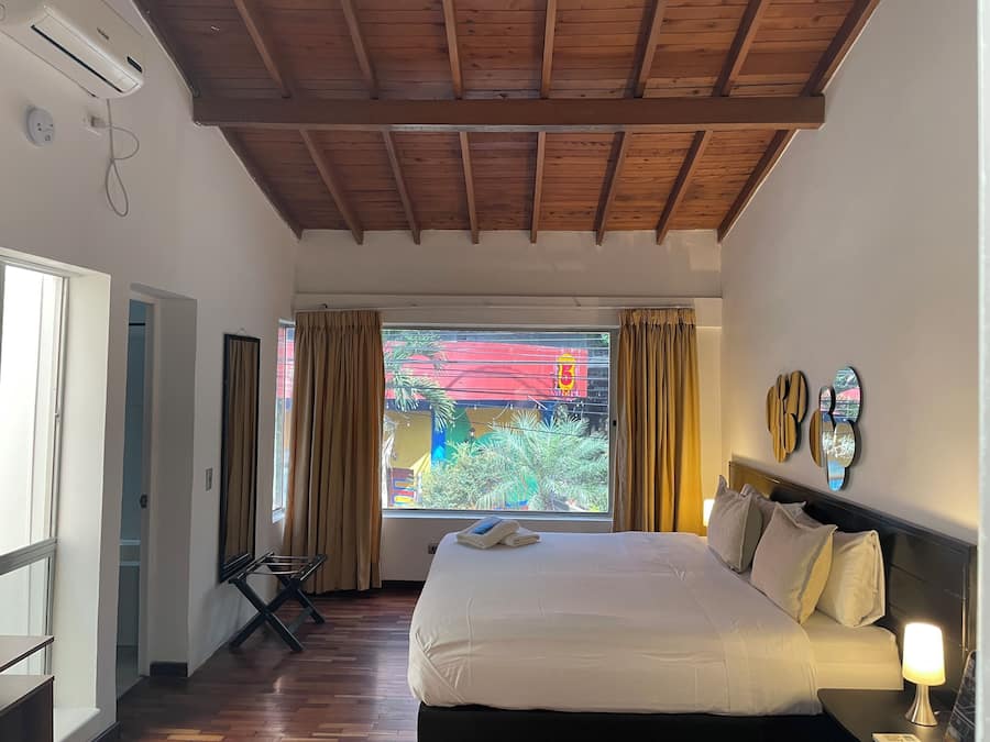 Quarto casal superluxo, 1 cama de casal, banheiro privativo | Wi-Fi de cortesia