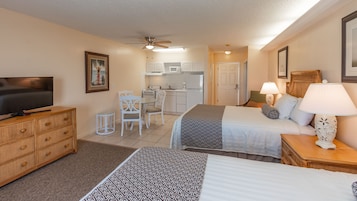 Quarto, 2 camas Queen, para não fumantes, vista para a praia | Wi-Fi de cortesia, roupa de cama