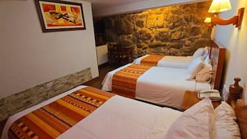 Quarto Triplo Clássico | Cofre no quarto, com mobília individualizada, secretária, Wi-fi grátis