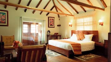 Suite Superior, varanda | Cofre no quarto, com mobília individualizada, secretária, Wi-fi grátis