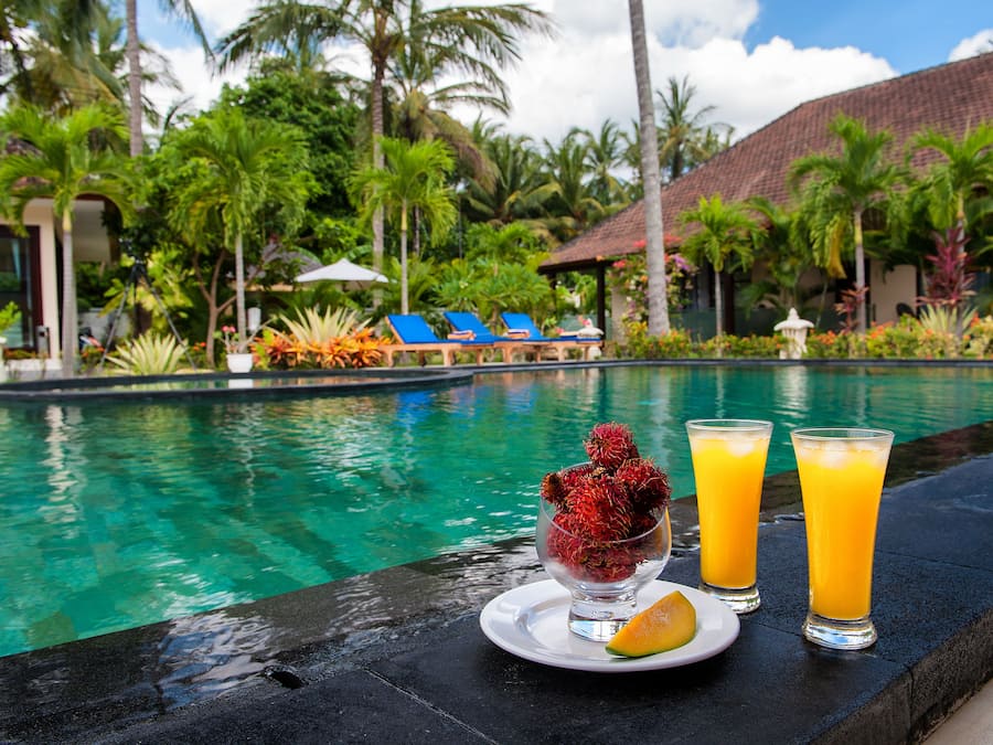 Piscina exterior, espreguiçadeiras