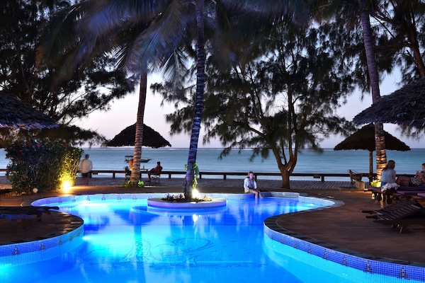 Piscina externa, guarda-sóis, espreguiçadeiras