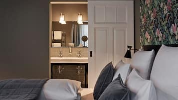 Quarto Duplo Deluxe | Casa de banho | Um polibã, artigos de higiene pessoal grátis, um secador de cabelo