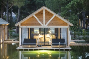 Bio Pool Suite | Minibar, cofre no quarto, secretária 