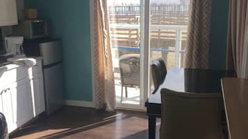Suíte, 1 cama Queen e sofá-cama, cozinha americana, de frente para o oceano | Cozinha americana privada | Geladeira, micro-ondas (mediante solicitação), cafeteira/chaleira