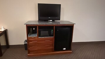 Quarto, 2 camas queen-size, fumadores | Secretária, Wi-fi grátis, roupa de cama fornecida 