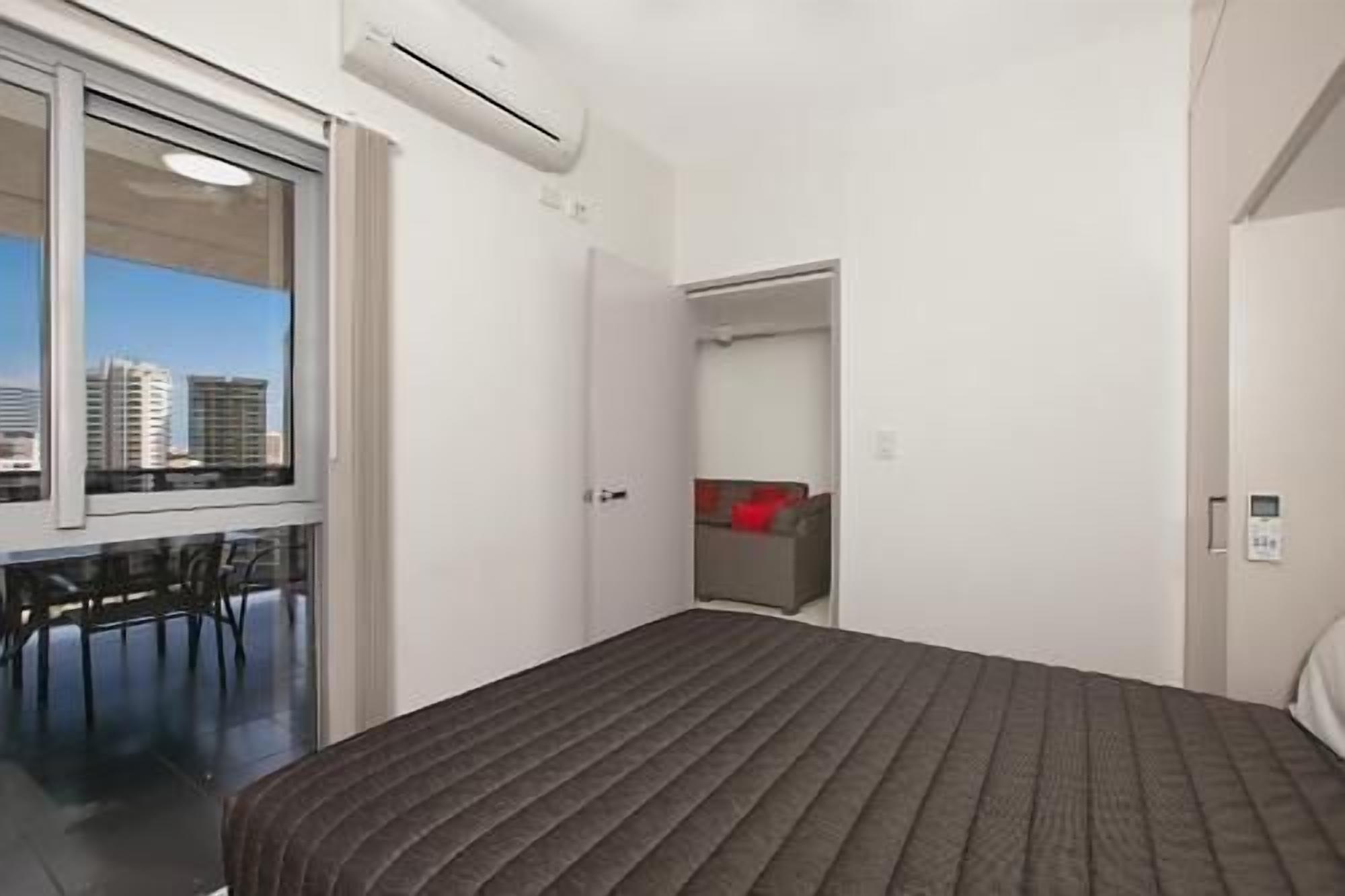 Cofres nos quartos, escrivaninha, espaço de trabalho para notebook