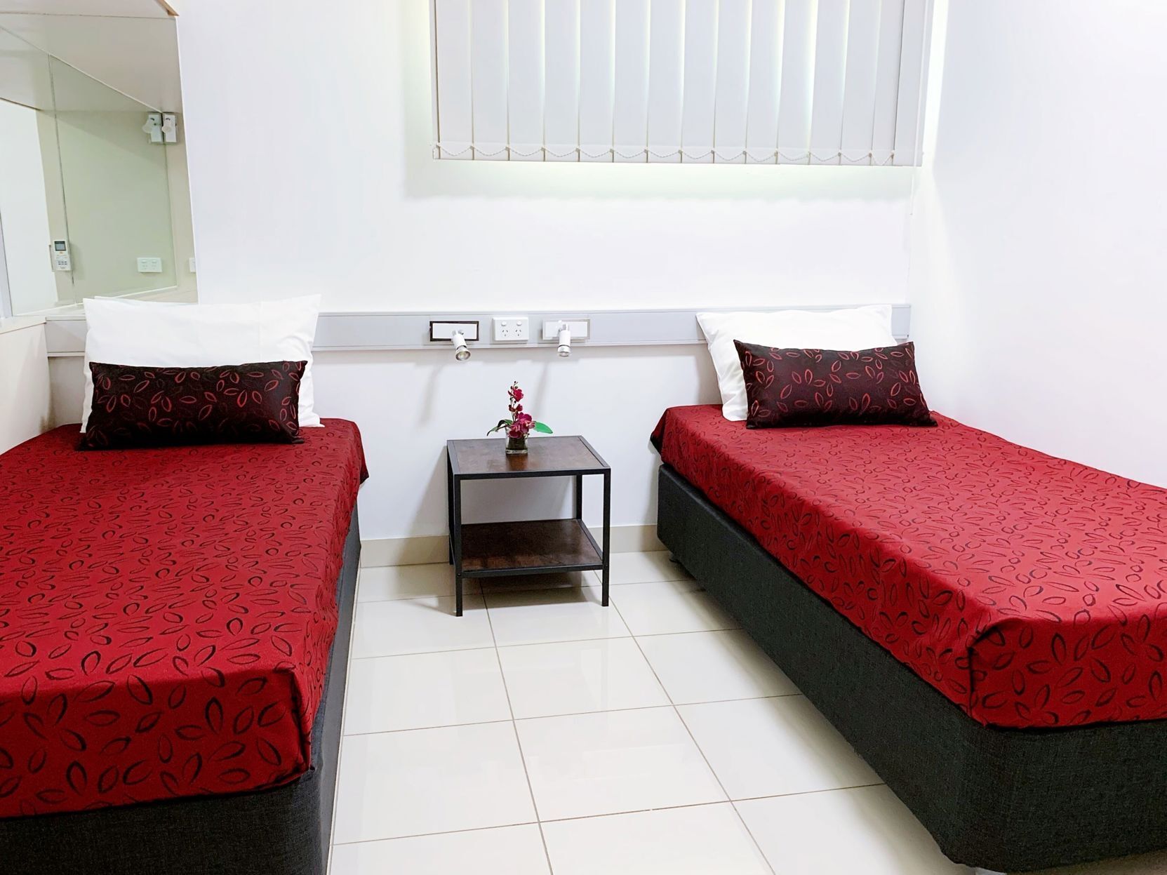 Cofres nos quartos, escrivaninha, espaço de trabalho para notebook