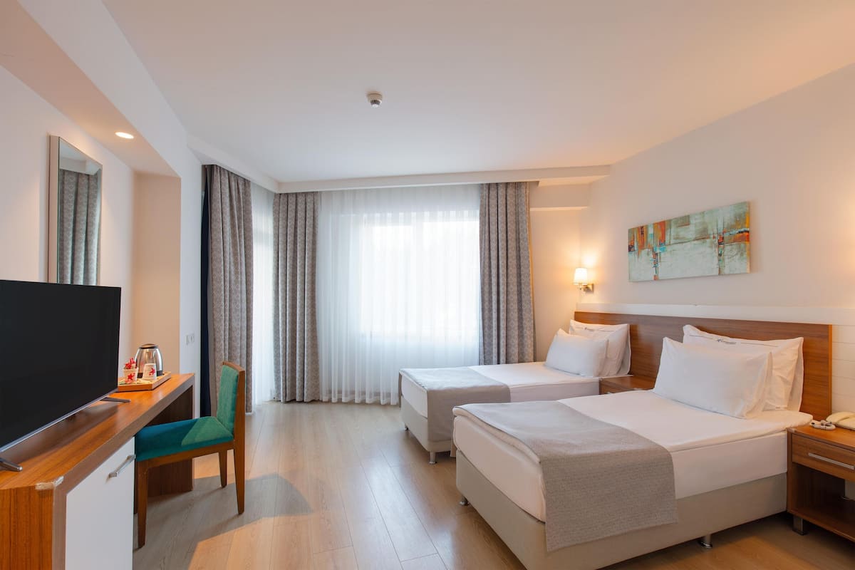 Minibar, cofre no quarto, berços/camas para crianças grátis 