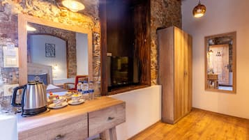 Quarto Deluxe | 1 quarto, minibar, cofre com capacidade para portátil, secretária