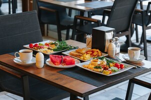 Pequenos-almoços, almoços, jantares servidos, cozinha turca 