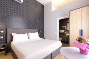 Quarto Duplo Standard | Minibar, cofre no quarto, secretária, cortinas/cortinados opacos 