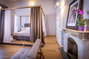 Suite | Minibar, cofre no quarto, secretária, cortinas/cortinados opacos