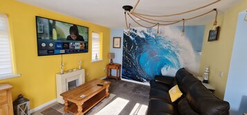 Casa de campo, 2 quartos | Área de estar | Smart TV 43 polegadas com canais digitais, TV