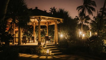 Fachada da propriedade à noite