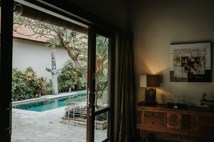 Roupas de cama premium, cofres nos quartos, cortinas blackout