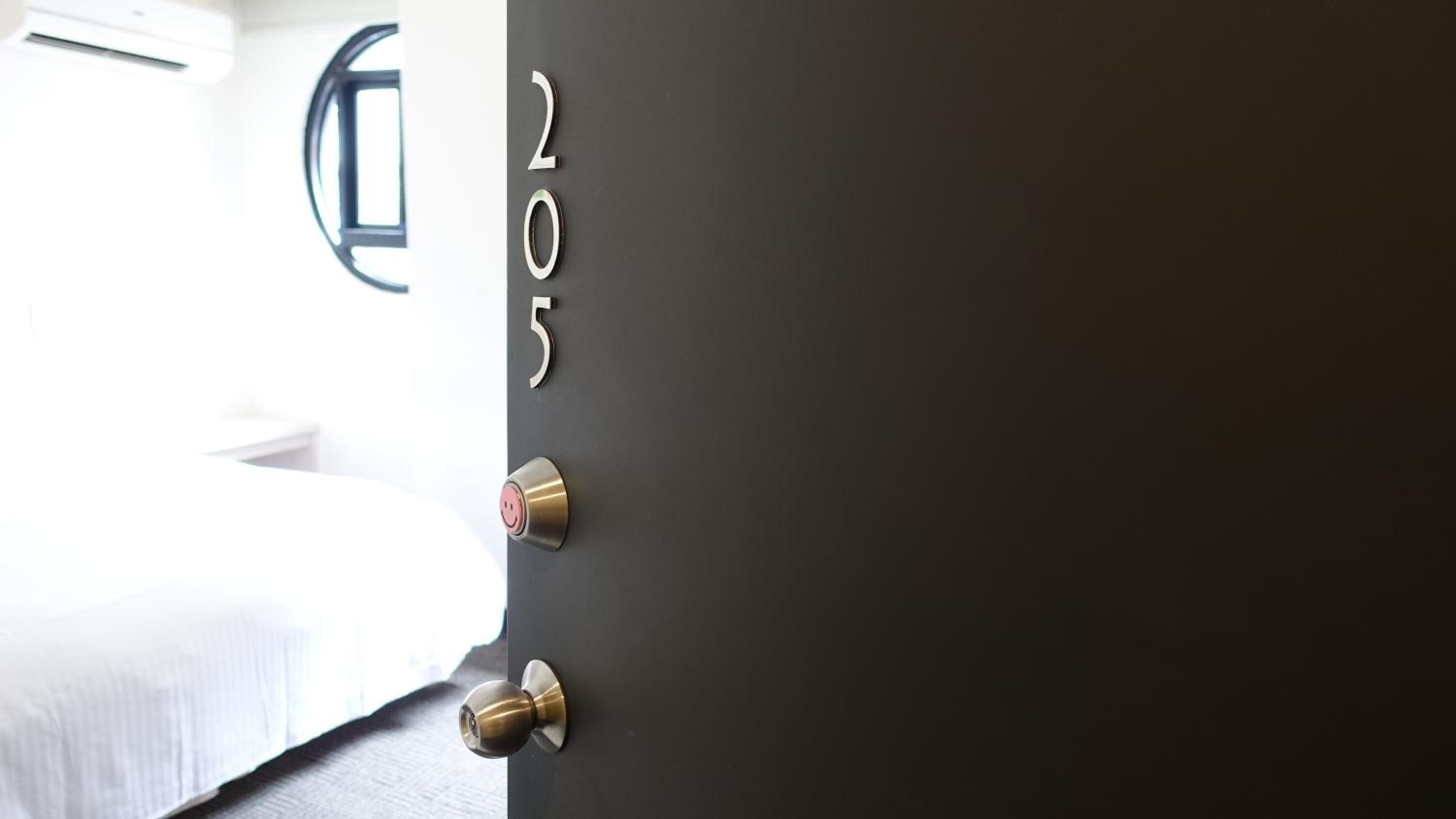 Roupa de alta qualidade, cofre no quarto, secretária 
