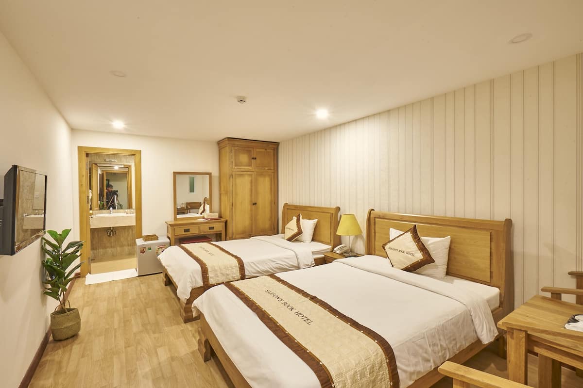 Minibar, cofre com capacidade para portátil, secretária