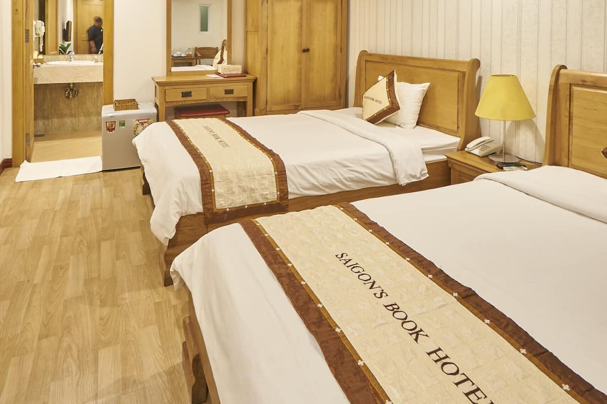 Minibar, cofre com capacidade para portátil, secretária