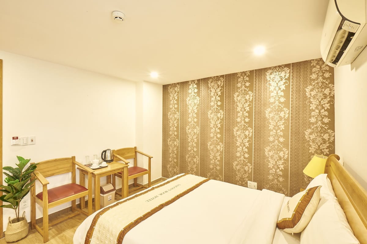 Minibar, cofre com capacidade para portátil, secretária