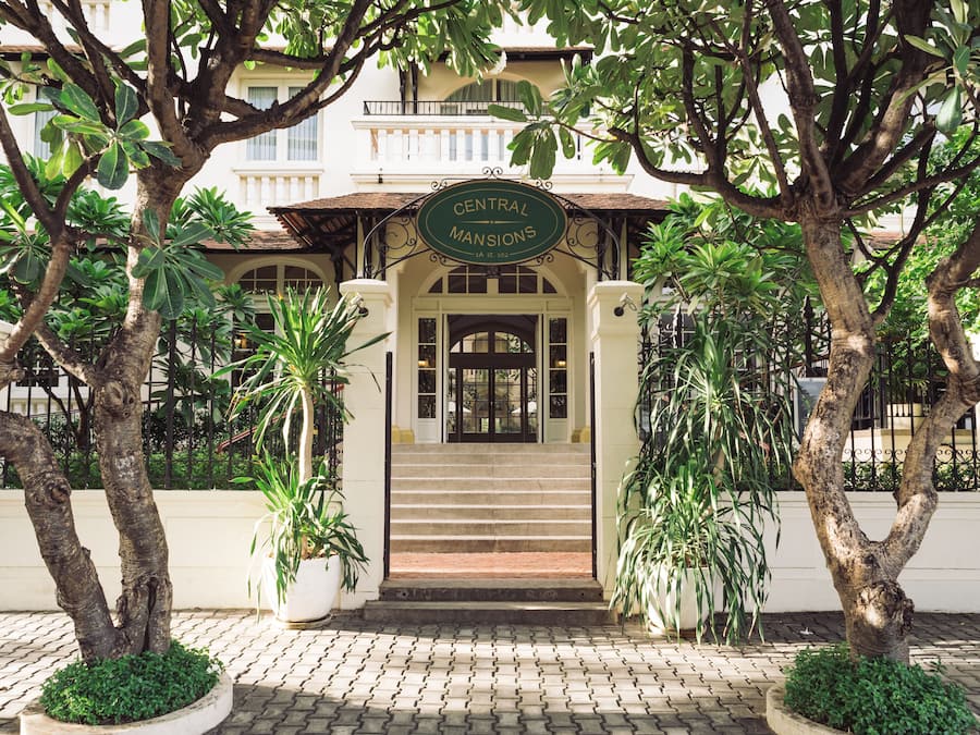 Entrada de um edifício com uma placa que diz 'Central Mansions'.