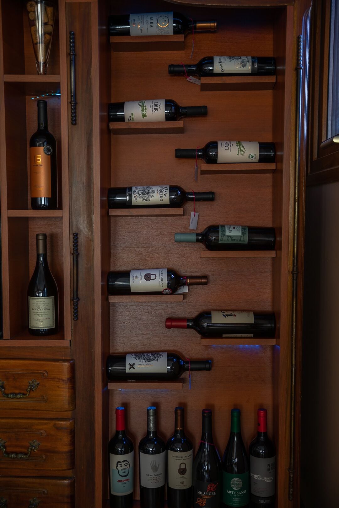 Uma adega com várias garrafas de vinho.