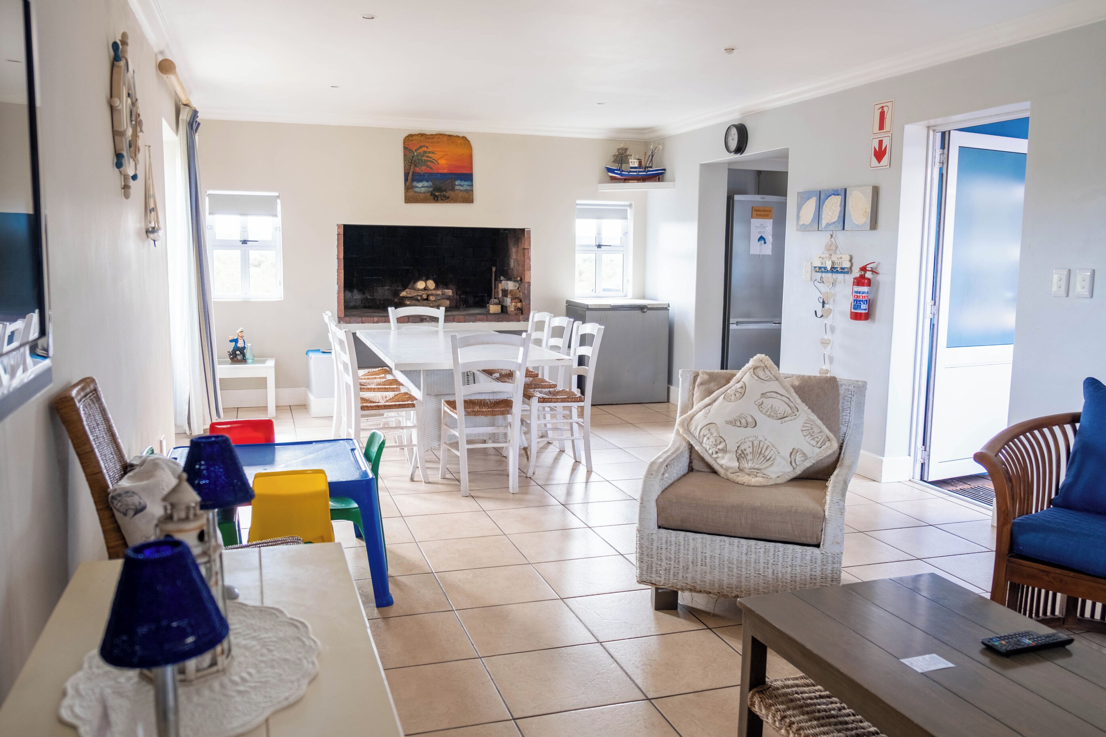 Uma sala de estar ampla com lareira, área de jantar e um espaço de estar aconchegante.