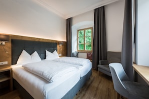 Quarto casal conforto, 1 cama King, para não fumantes, geladeira | Roupas de cama antialérgicas, cofres nos quartos, escrivaninha