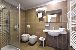 Apartamento, terraço | Banheiro | Chuveiro, produtos de toalete grátis, secador de cabelo 