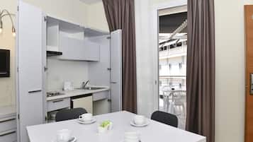 Apartamento, terraço | Cofre no quarto, secretária, cortinas/cortinados opacos
