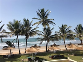 Terraço com espreguiçadeiras