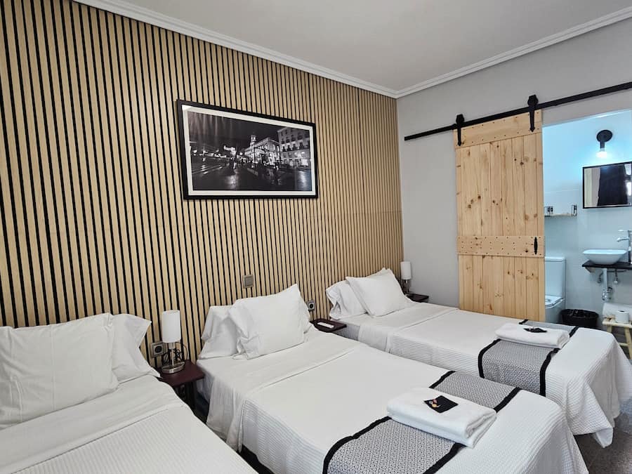 Quarto família (3 people) | Escrivaninha, cortinas blackout, ferros/tábuas de passar roupa
