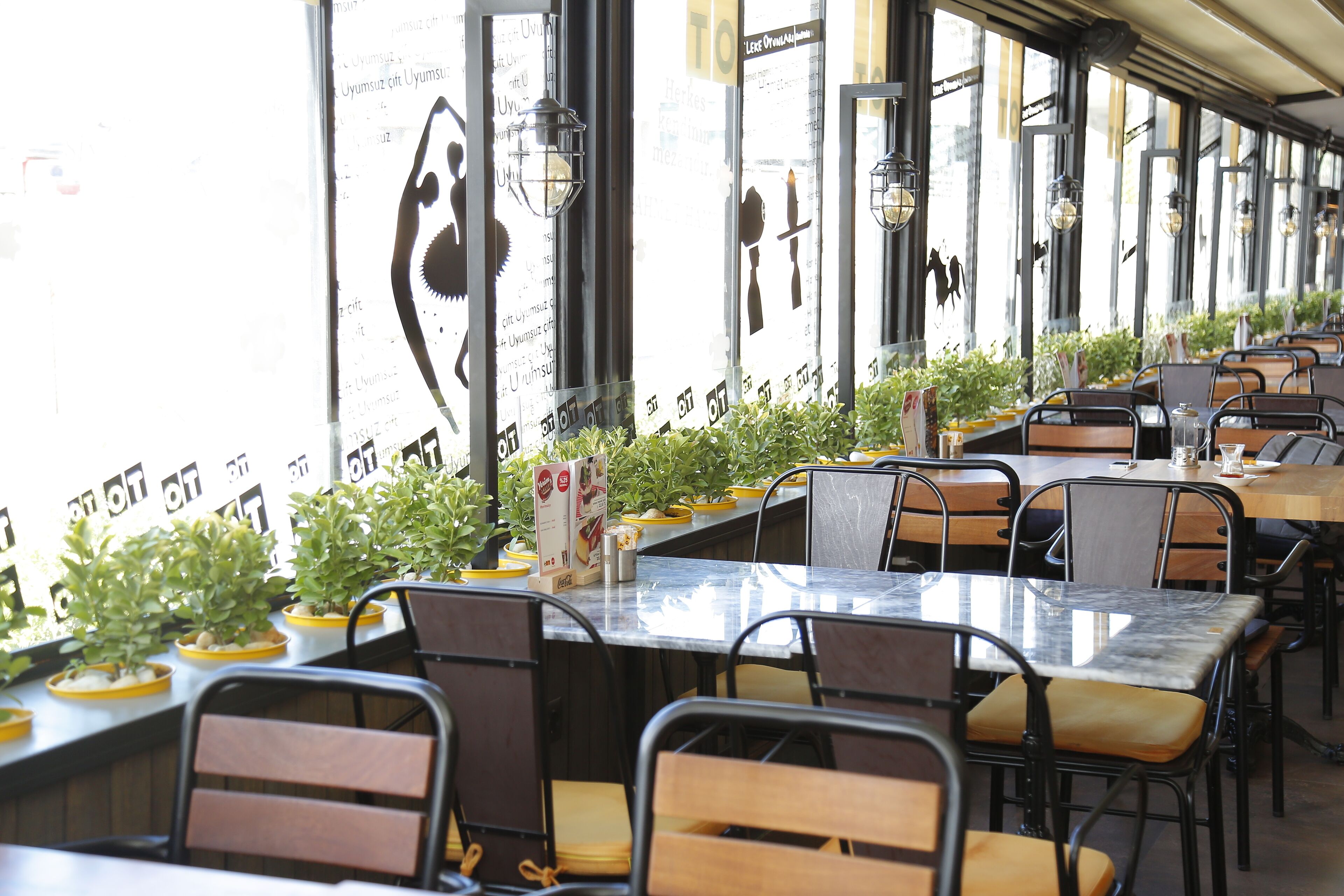 Terraço com espreguiçadeiras