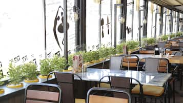Terraço com espreguiçadeiras