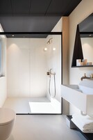 Quarto Duplo Deluxe | Casa de banho | Um polibã, artigos de higiene ecológicos, um secador de cabelo