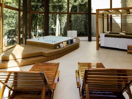 Sauna, tratamentos corporais, massagens de pedras quentes 