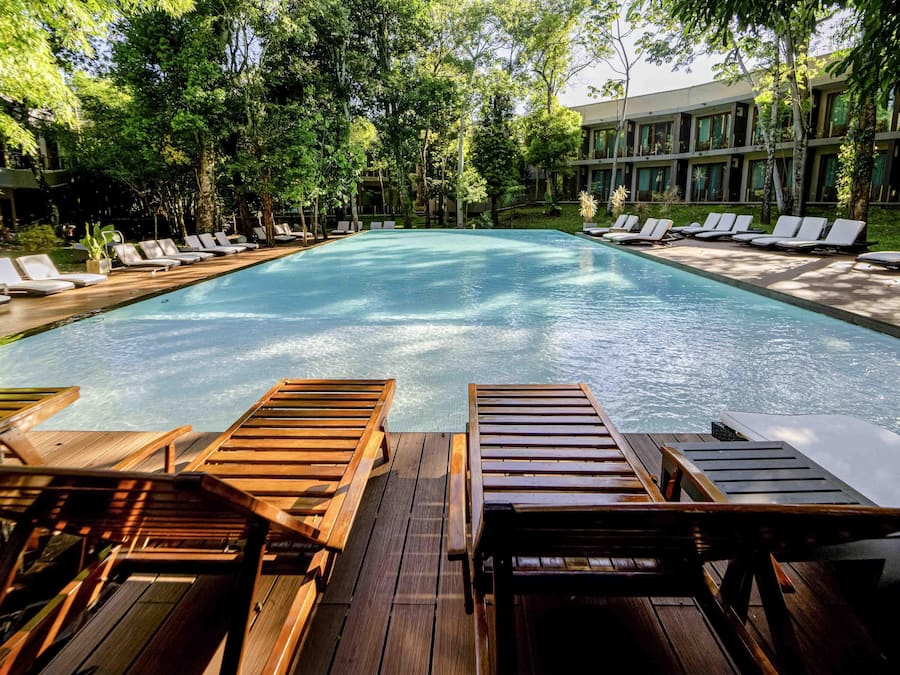 2 bares/lounges, um bar junto à piscina