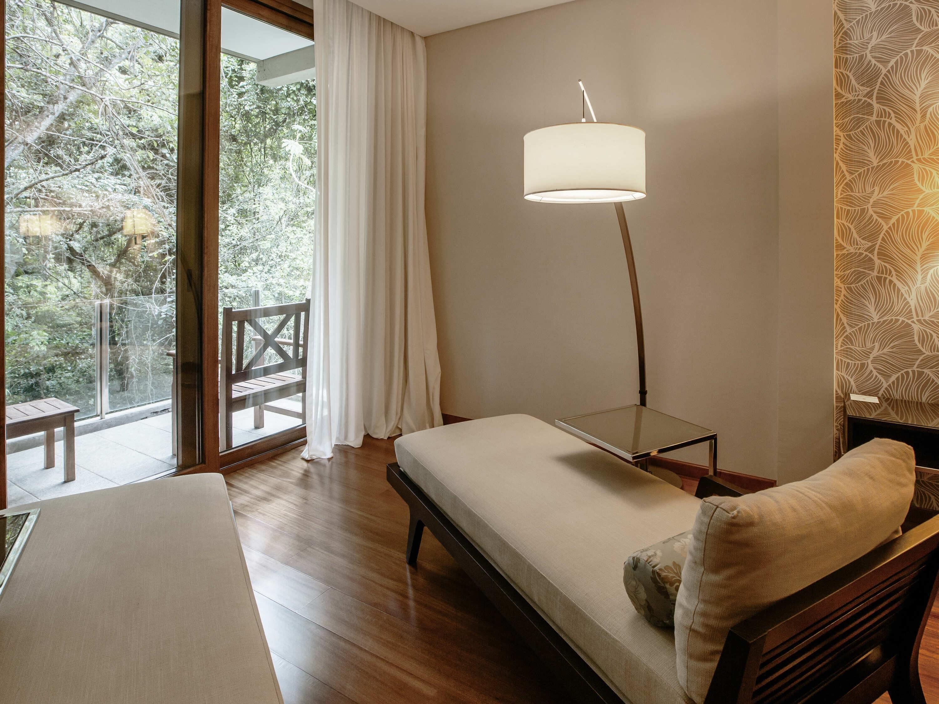 Suíte superior, 1 cama de casal e sofá-cama | Frigobar, cofres nos quartos, escrivaninha, quartos à prova de som