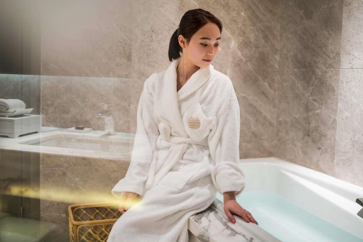 Frigobar (abastecido com alguns itens grátis), cofres nos quartos