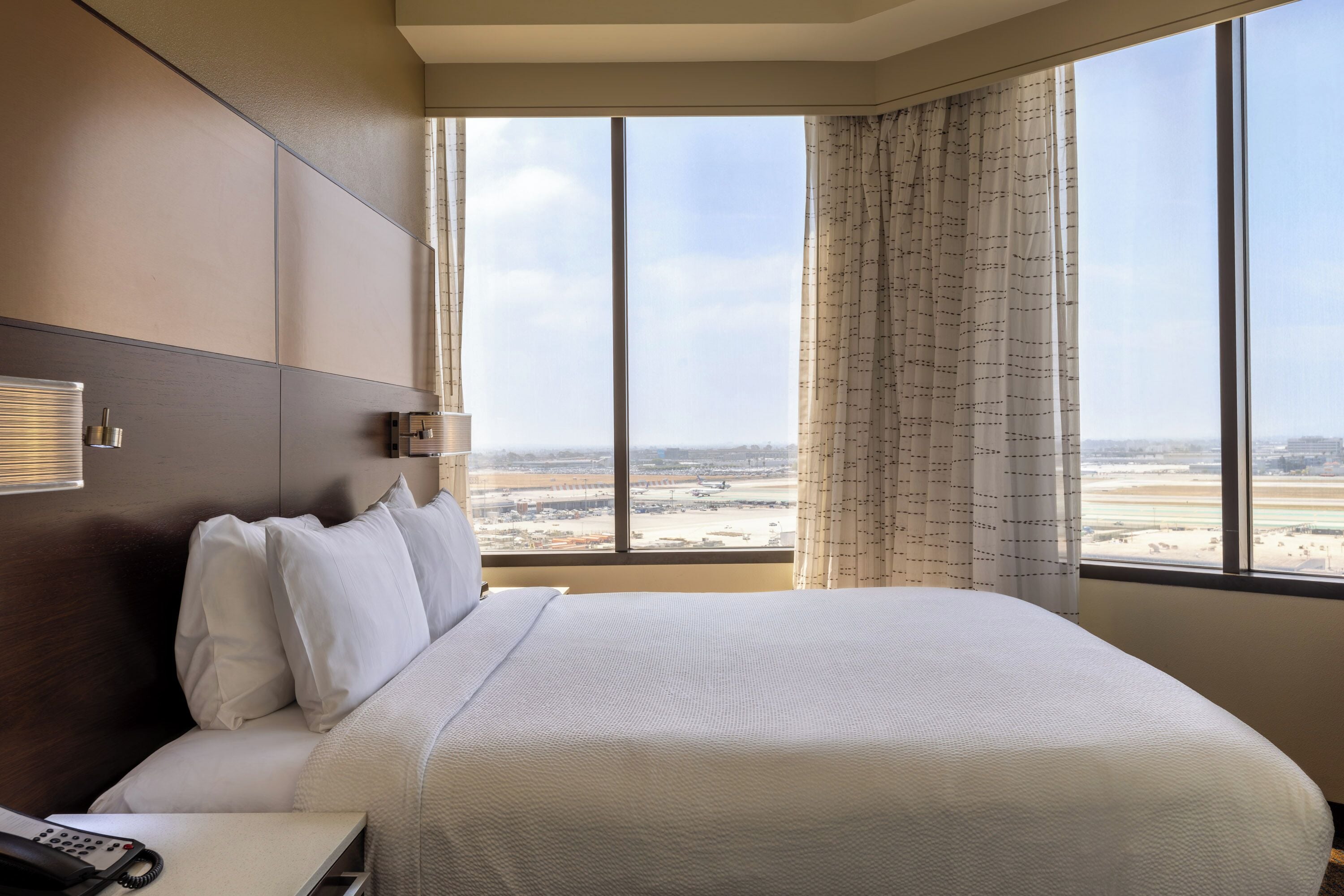 Camas de colchão pillowtop, cofre no quarto, secretária 