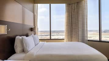 Camas de colchão pillowtop, cofre no quarto, secretária