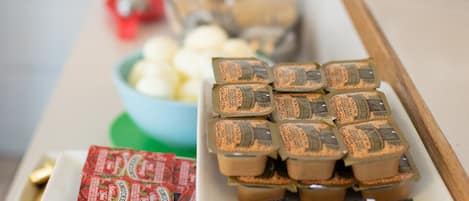 Uma mesa de buffet com diversos alimentos e acompanhamentos.