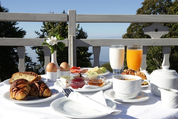 Café da manhã com pratos da culinária local grátis todos os dias