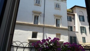Um edifício com várias janelas e uma varanda.