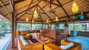 Café da manhã, almoço e jantar; culinária internacional