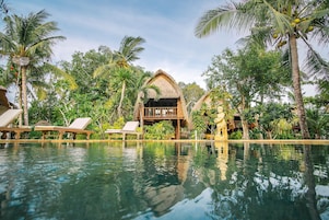 Piscina exterior, guarda-sóis, espreguiçadeiras