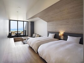 Quarto (Lodge, Check in at Port Area) | Cofre no quarto, secretária, Wi-fi grátis, roupa de cama fornecida 