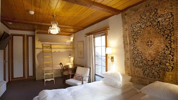 Quarto Familiar | Com decoração personalizada, com mobília individualizada, secretária