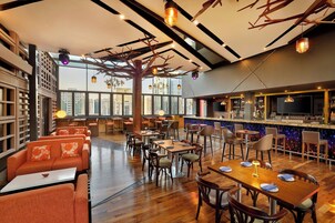 3 restaurantes: servem pequenos-almoços, almoços e jantares