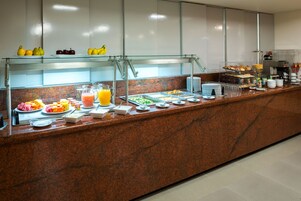 Café da manhã com buffet grátis todos os dias